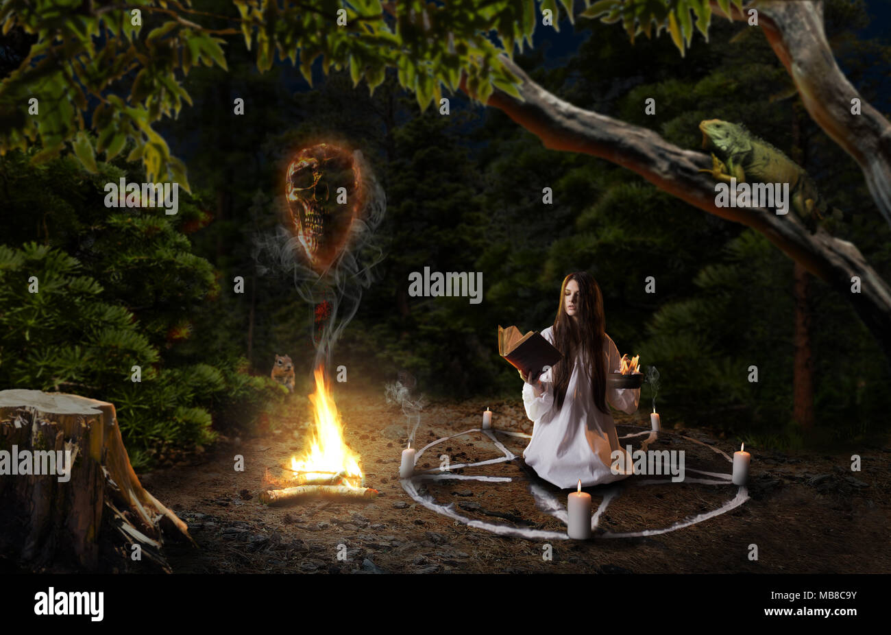 Strega in maglia bianca chiamando gli spiriti dei morti, pentagramma ...