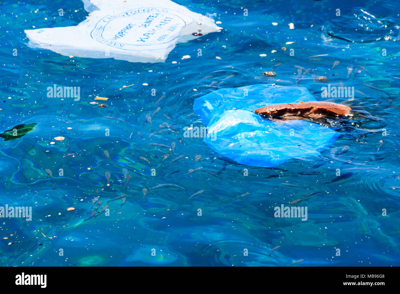 Santorini. Ignorate galleggiante in plastica nel mare, un supermercato ...