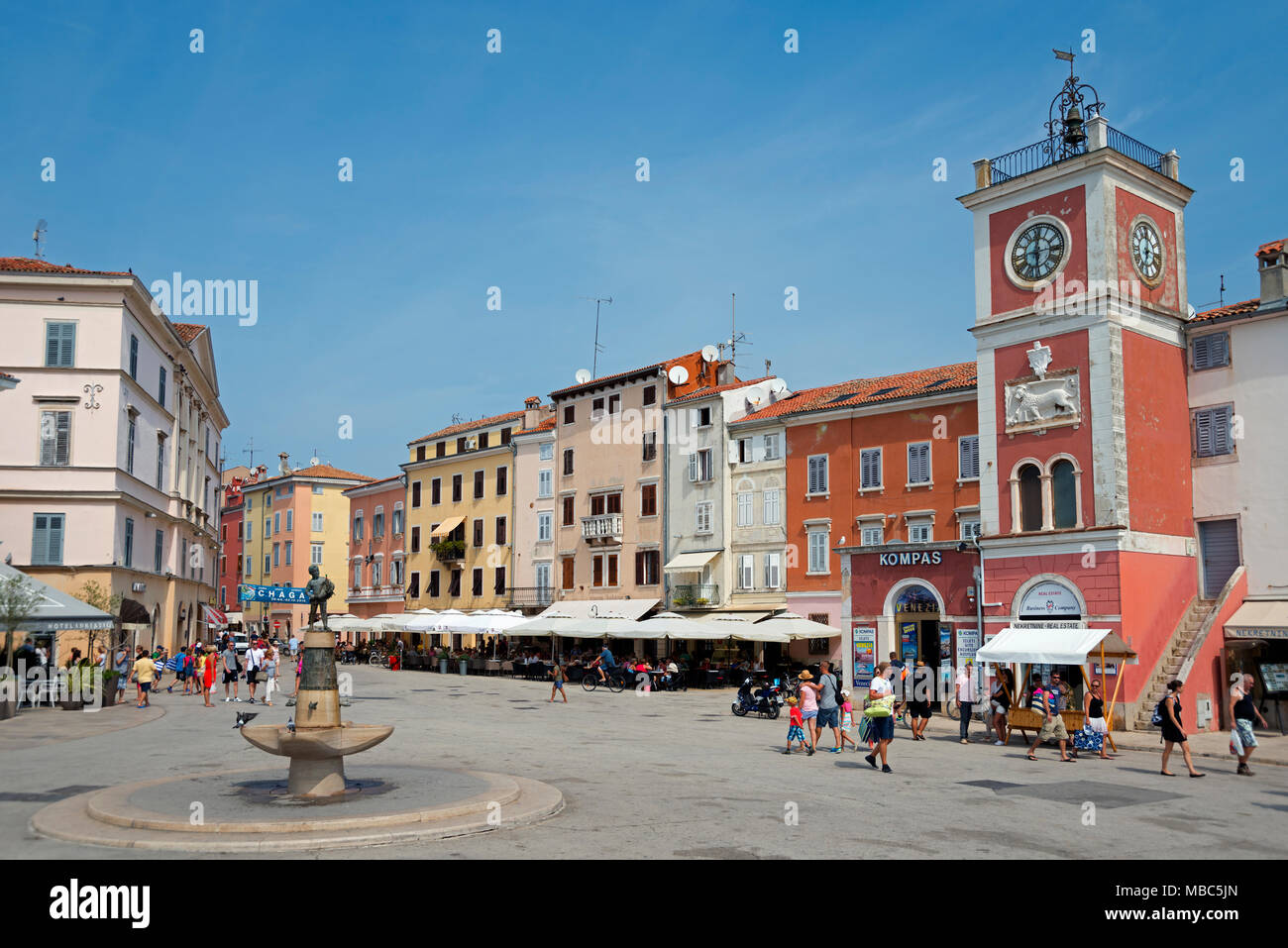 Centro storico veneziano con la torre dell orologio e la fontana ...