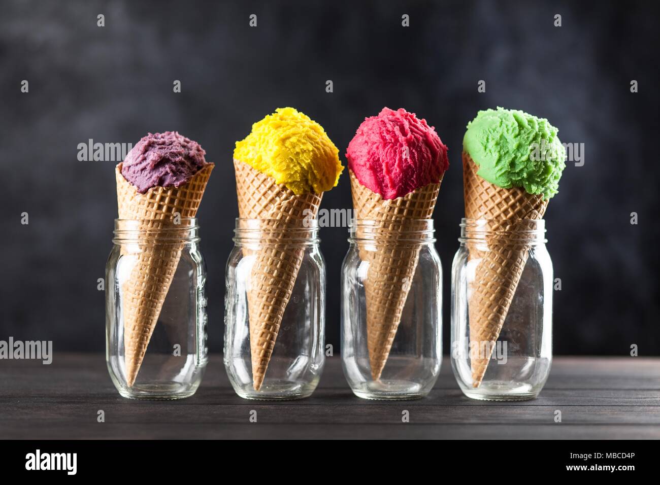 Gelato cono immagini e fotografie stock ad alta risoluzione - Alamy