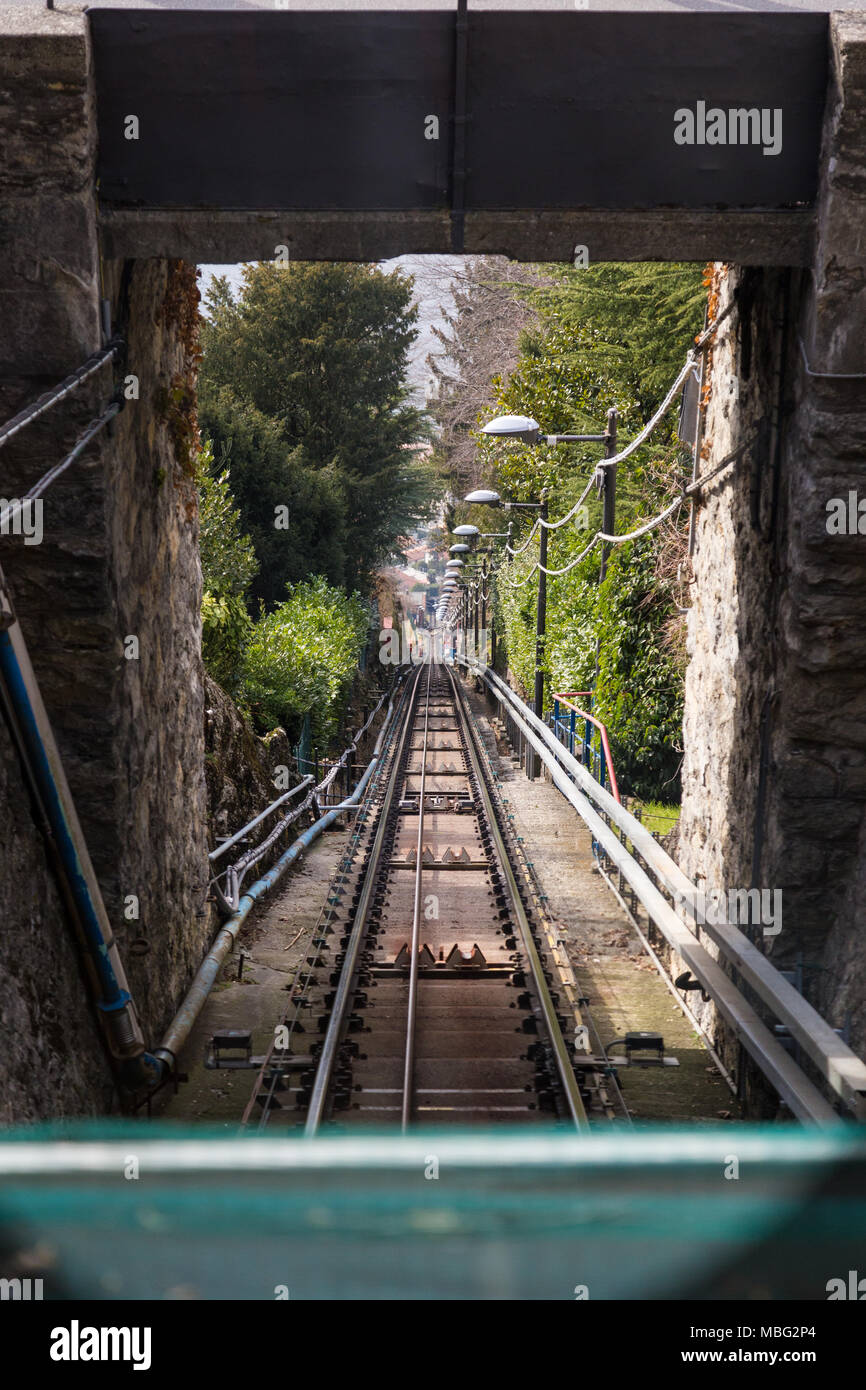 Funivia dal lago di Como a Brunate, Italia. Vista dall'interno sulle ...