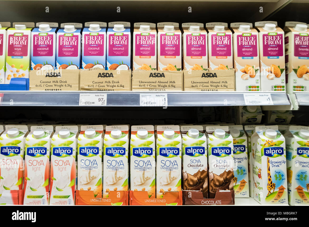 Bibite e cibo in scaffali immagini e fotografie stock ad alta ...