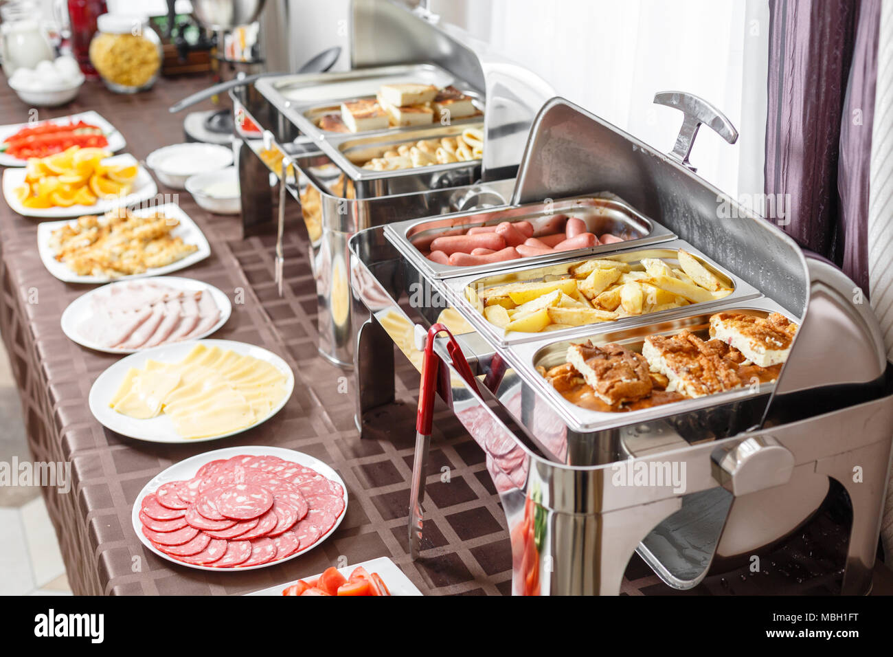 A Buffet vassoi riscaldati pronto per il servizio. Prima colazione in ...