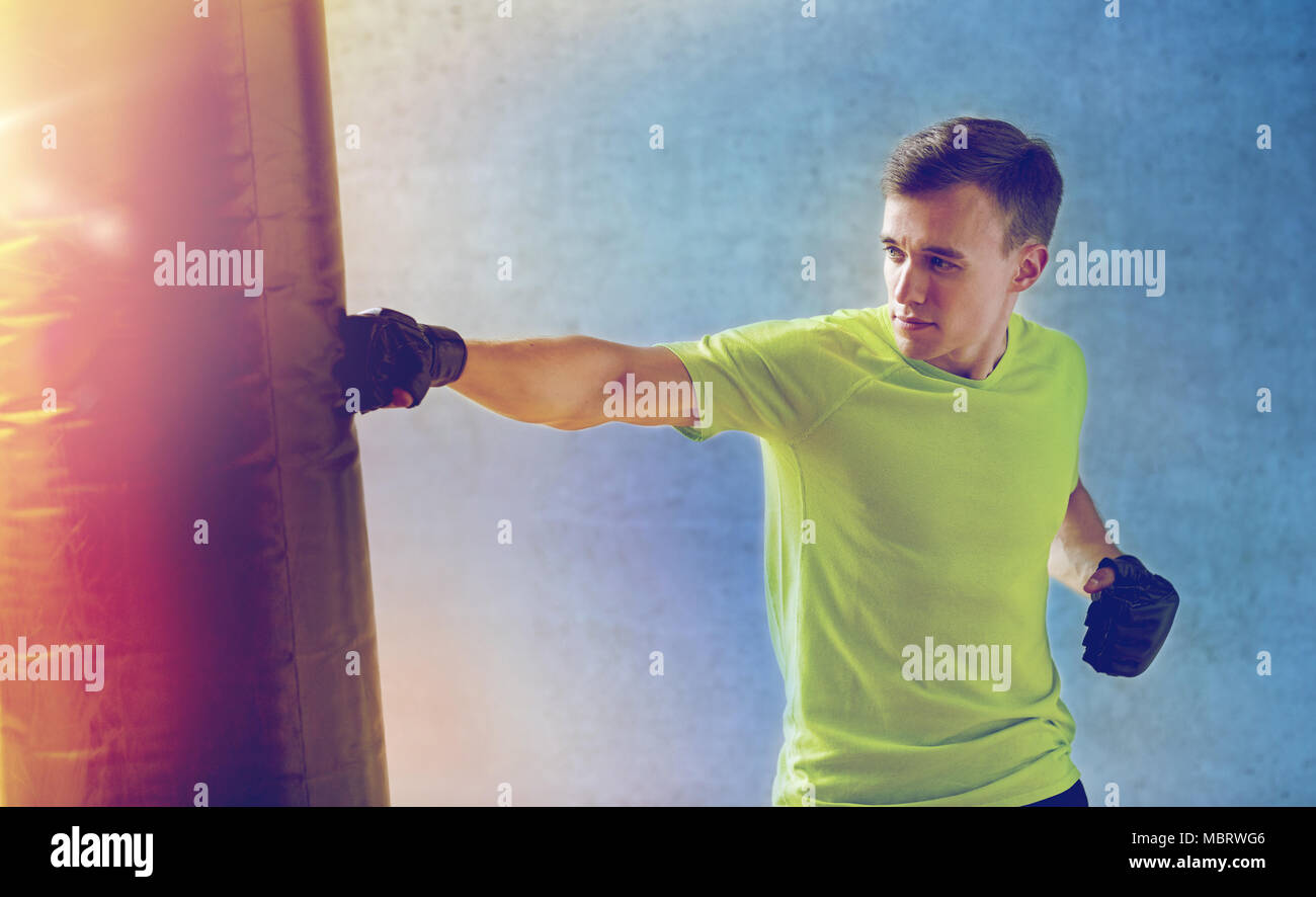 Boxe allenamento in palestra guantoni da boxe boxer sport da ...