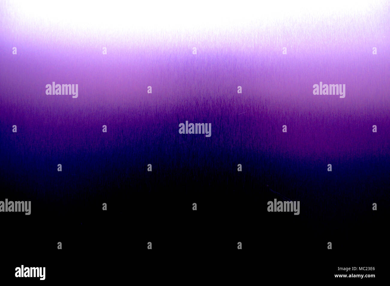 Neon purple immagini e fotografie stock ad alta risoluzione - Alamy