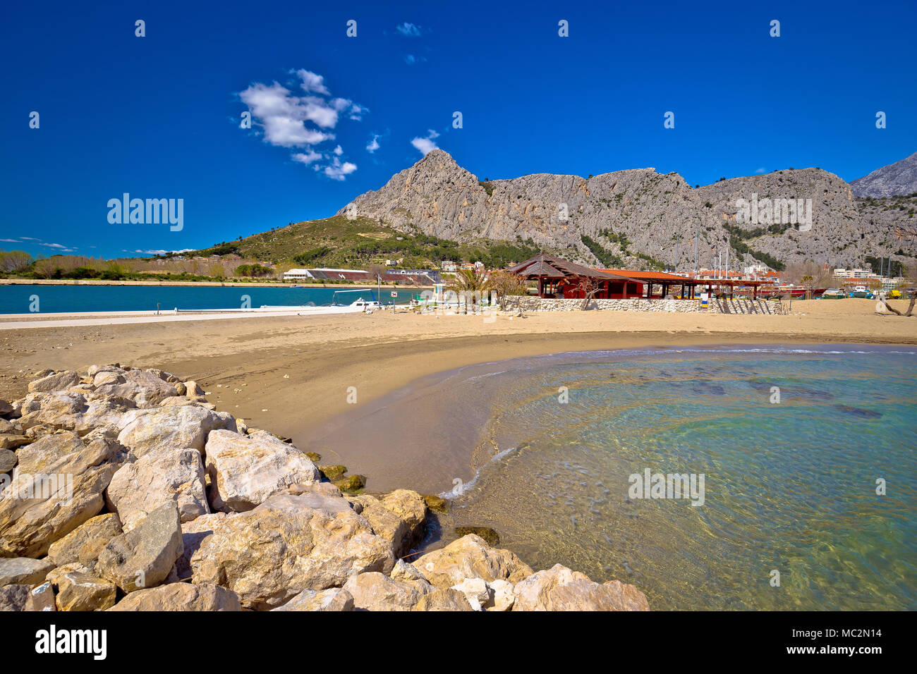 Città di Omis spiaggia di sabbia e il monte Biokovo vista litorale ...