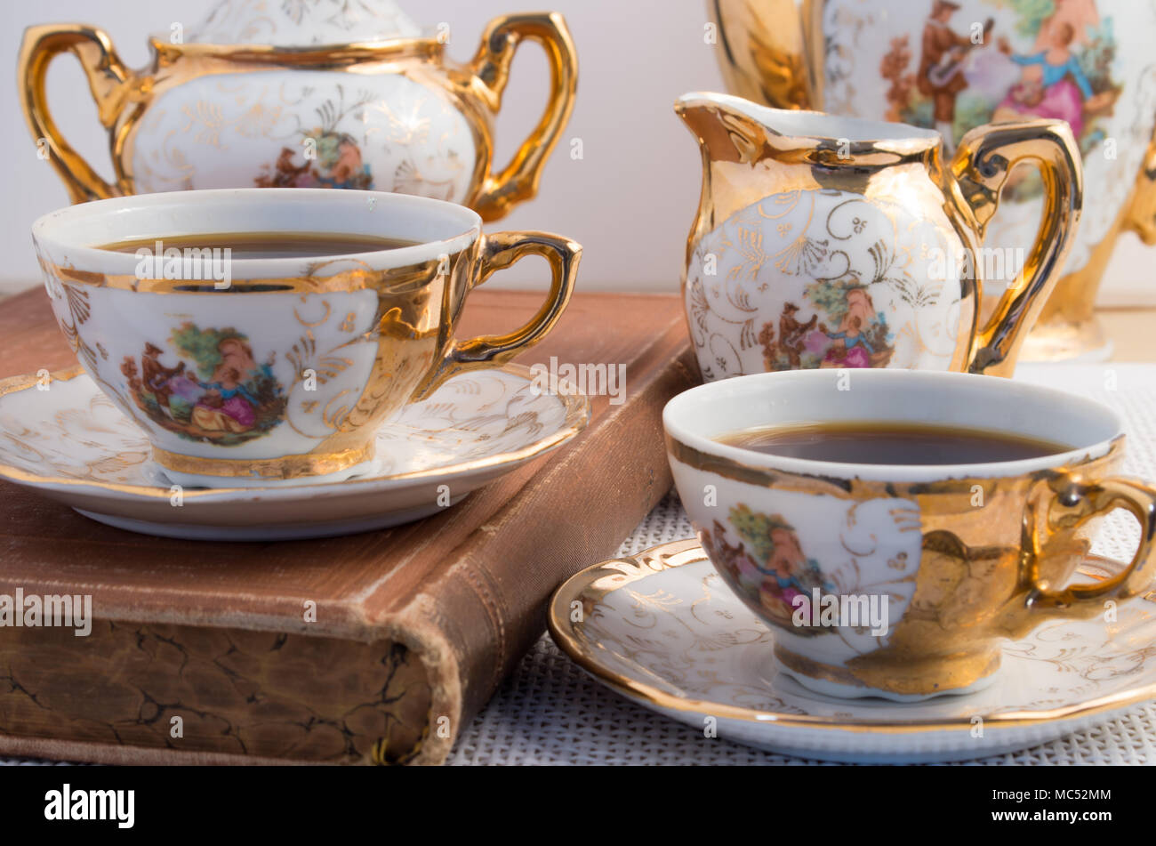 Vintage porcellana tazze di caffè con caffè caldo e stoviglie retrò ...