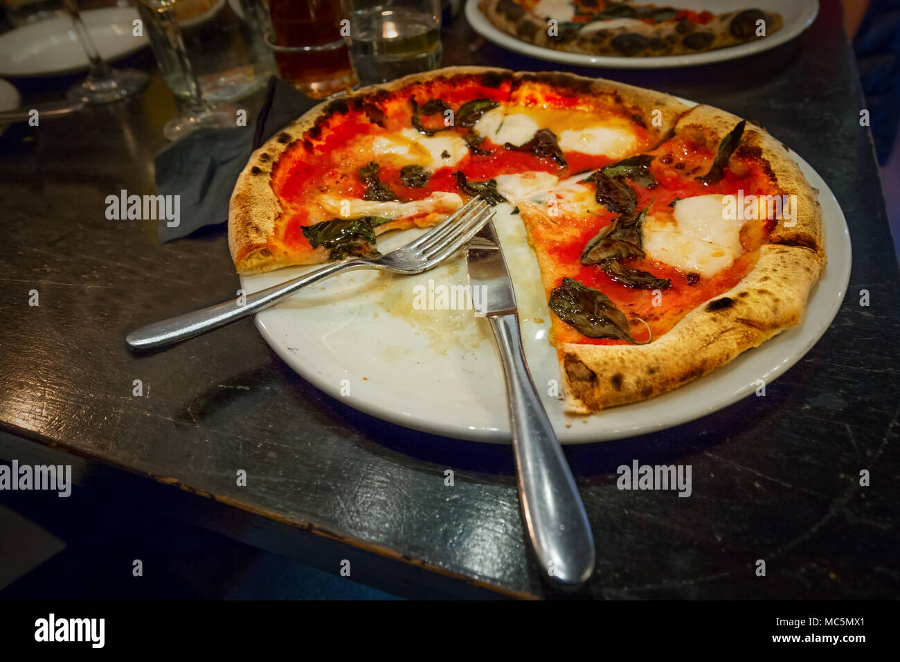 Forno a legna pizza margherita immagini e fotografie stock ad alta ...