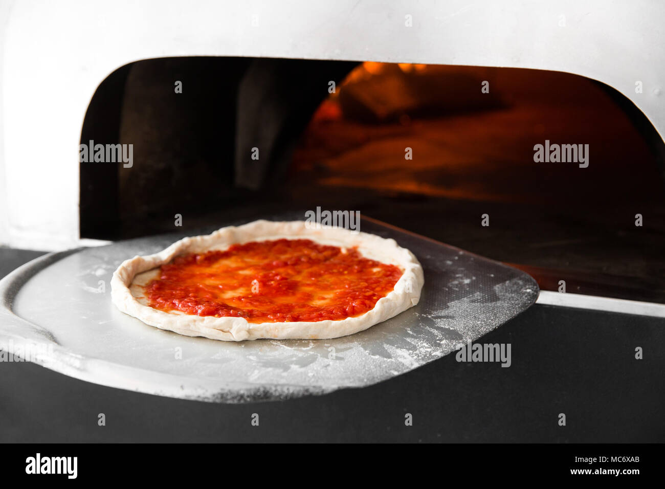La pizza viene cotta in forno a legna immagini e fotografie stock ad ...