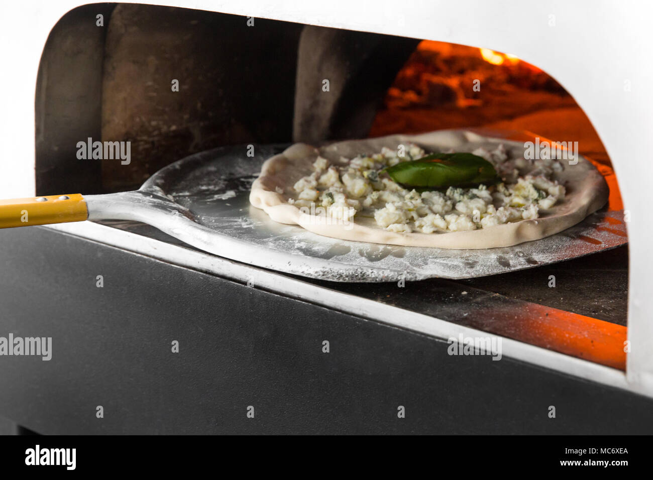 La pizza viene cotta in forno a legna immagini e fotografie stock ad ...