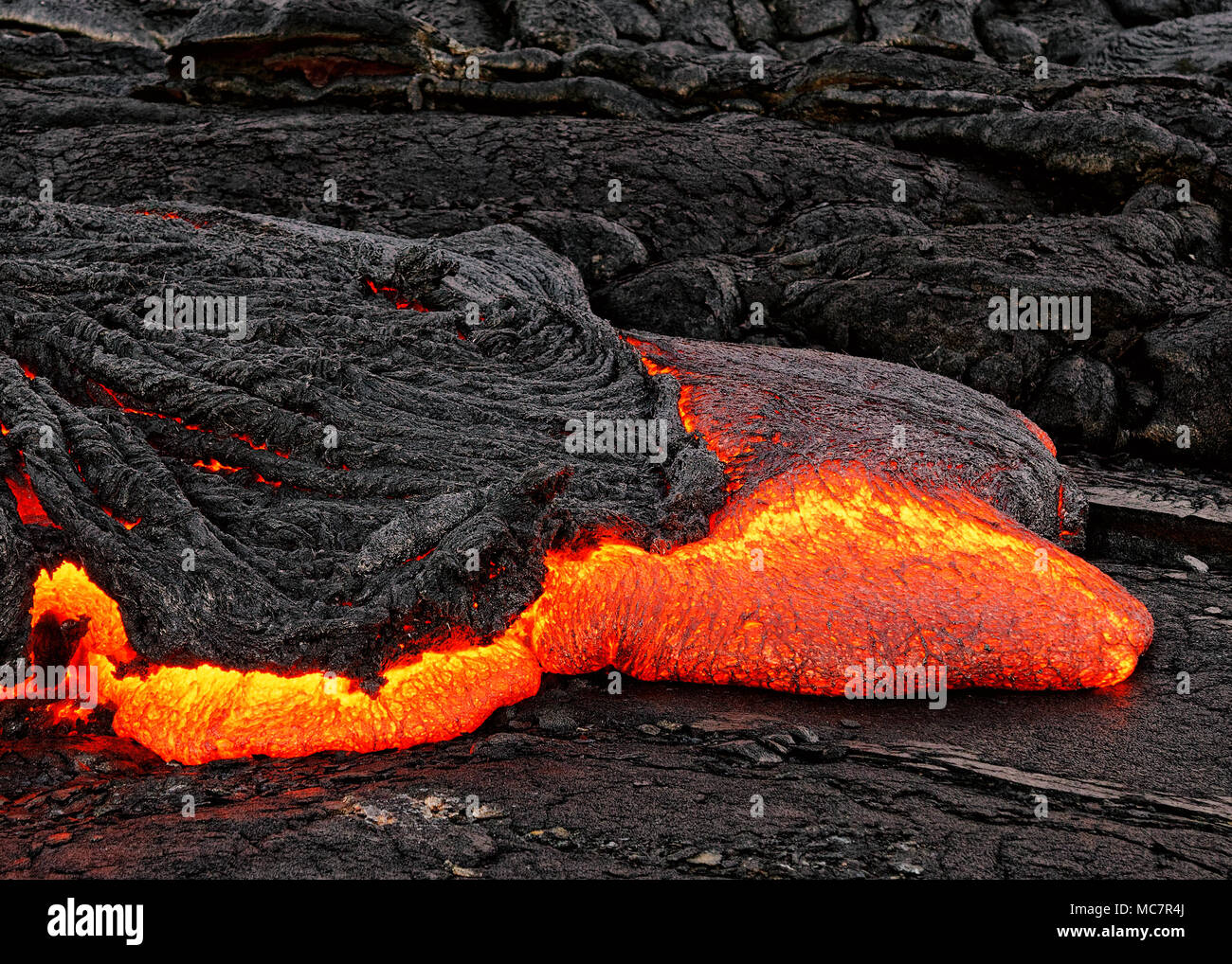 Magma calda fuoriesce da una colonna di massa come parte di un flusso ...