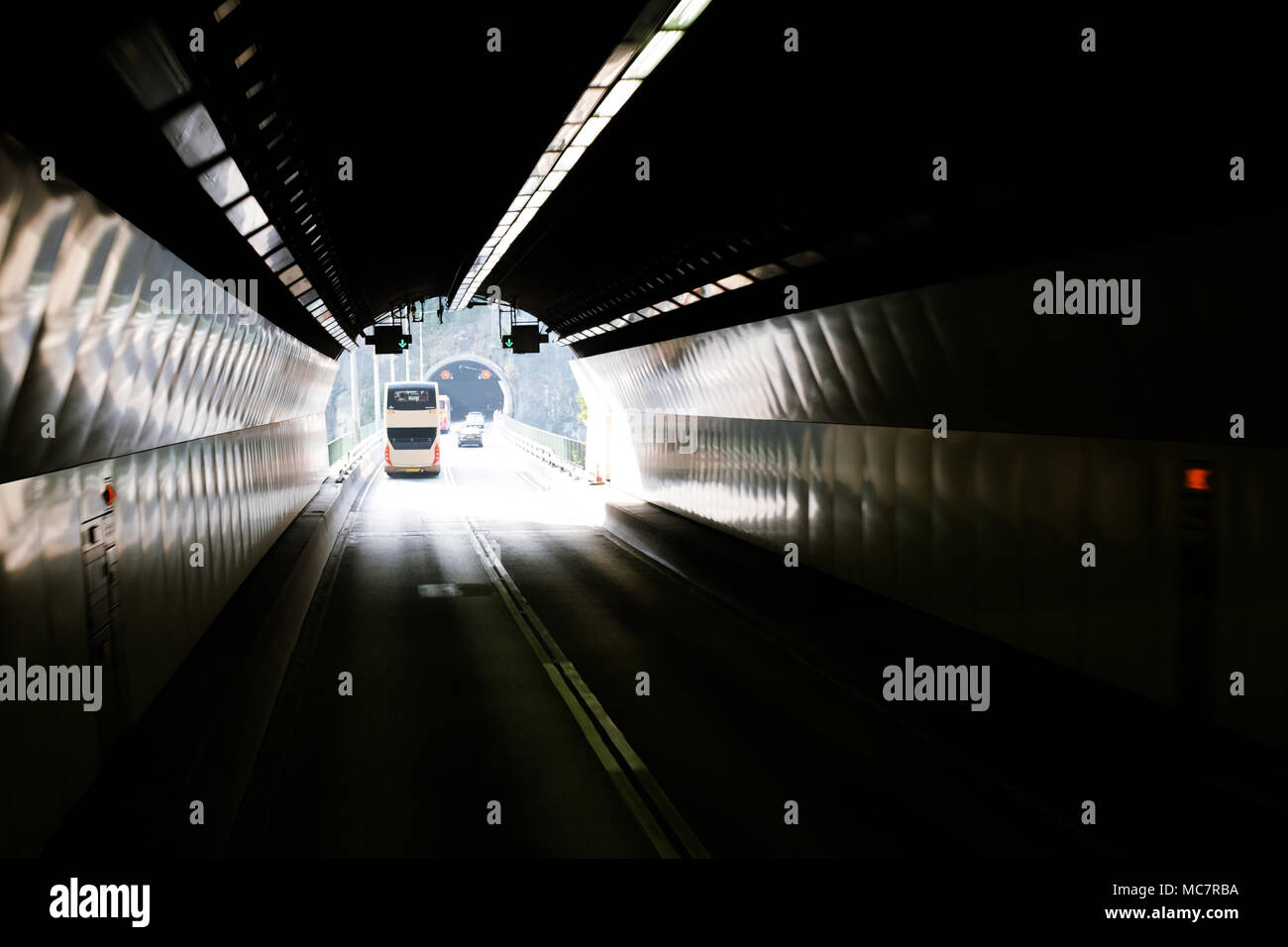 Segnali stradali durante la guida immagini e fotografie stock ad alta ...