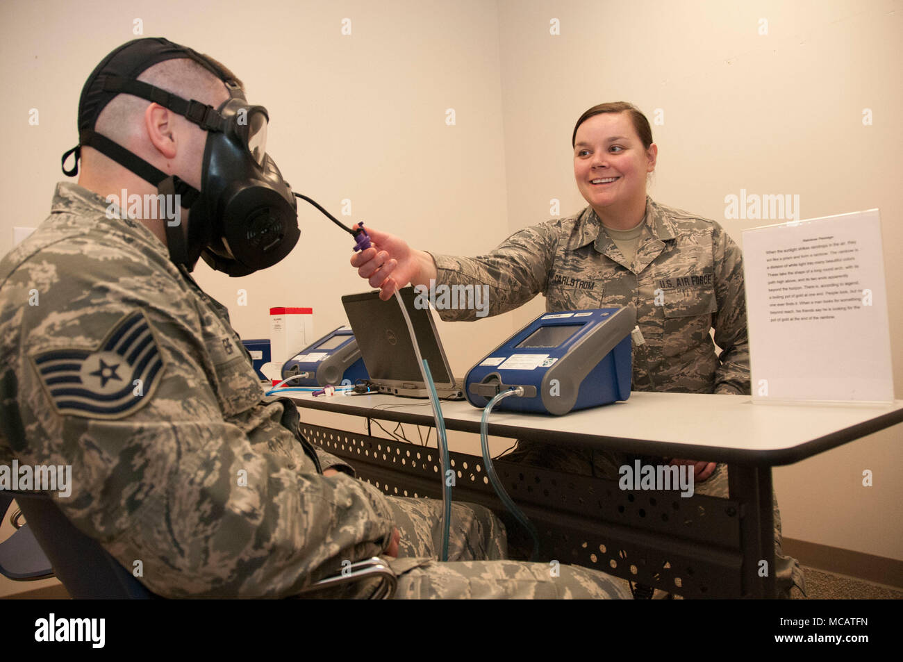 Gas mask fit test immagini e fotografie stock ad alta risoluzione - Alamy