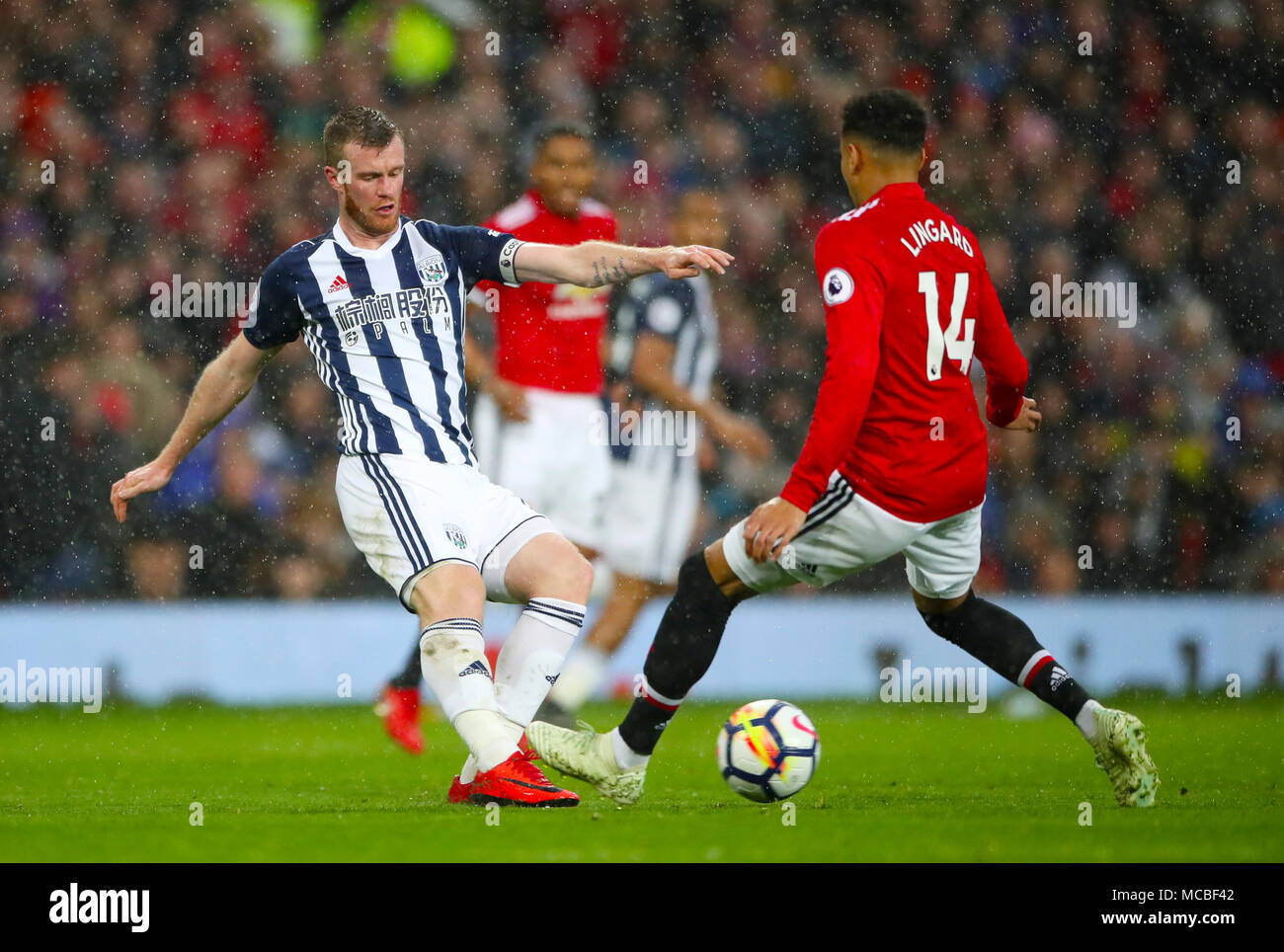 West Bromwich Albion's Chris Scotto (sinistra) e il Manchester United ...