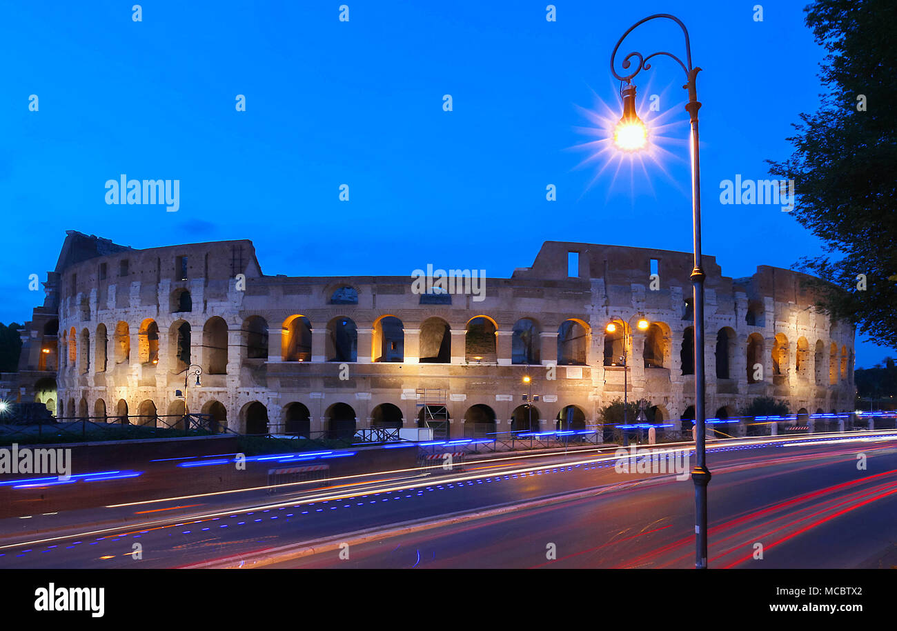 Esterno Del Colosseo Romano Immagini e Fotos Stock - Alamy