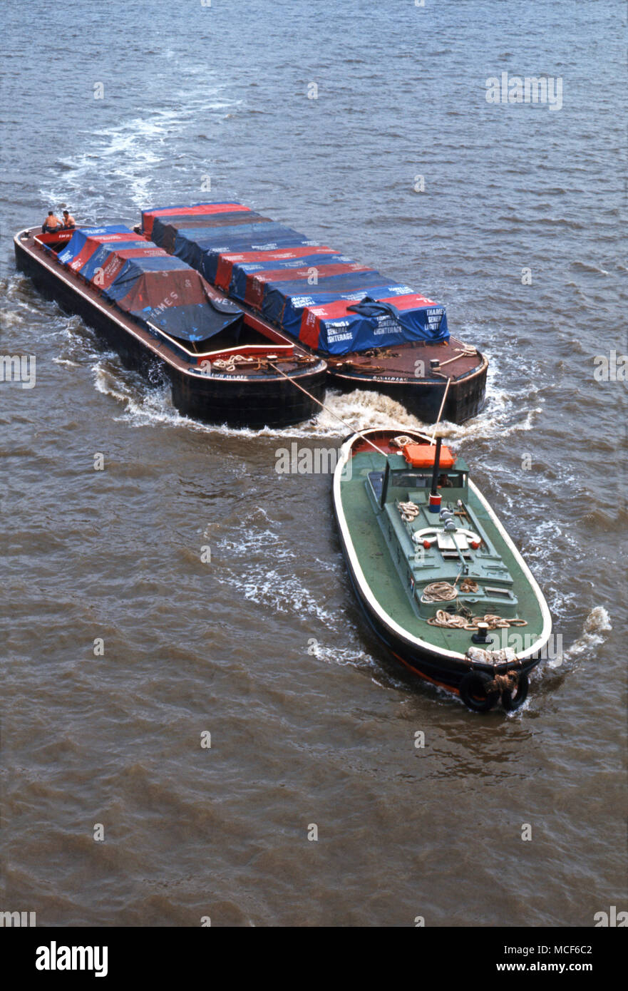 Rimorchiatore e chiatte immagini e fotografie stock ad alta risoluzione ...