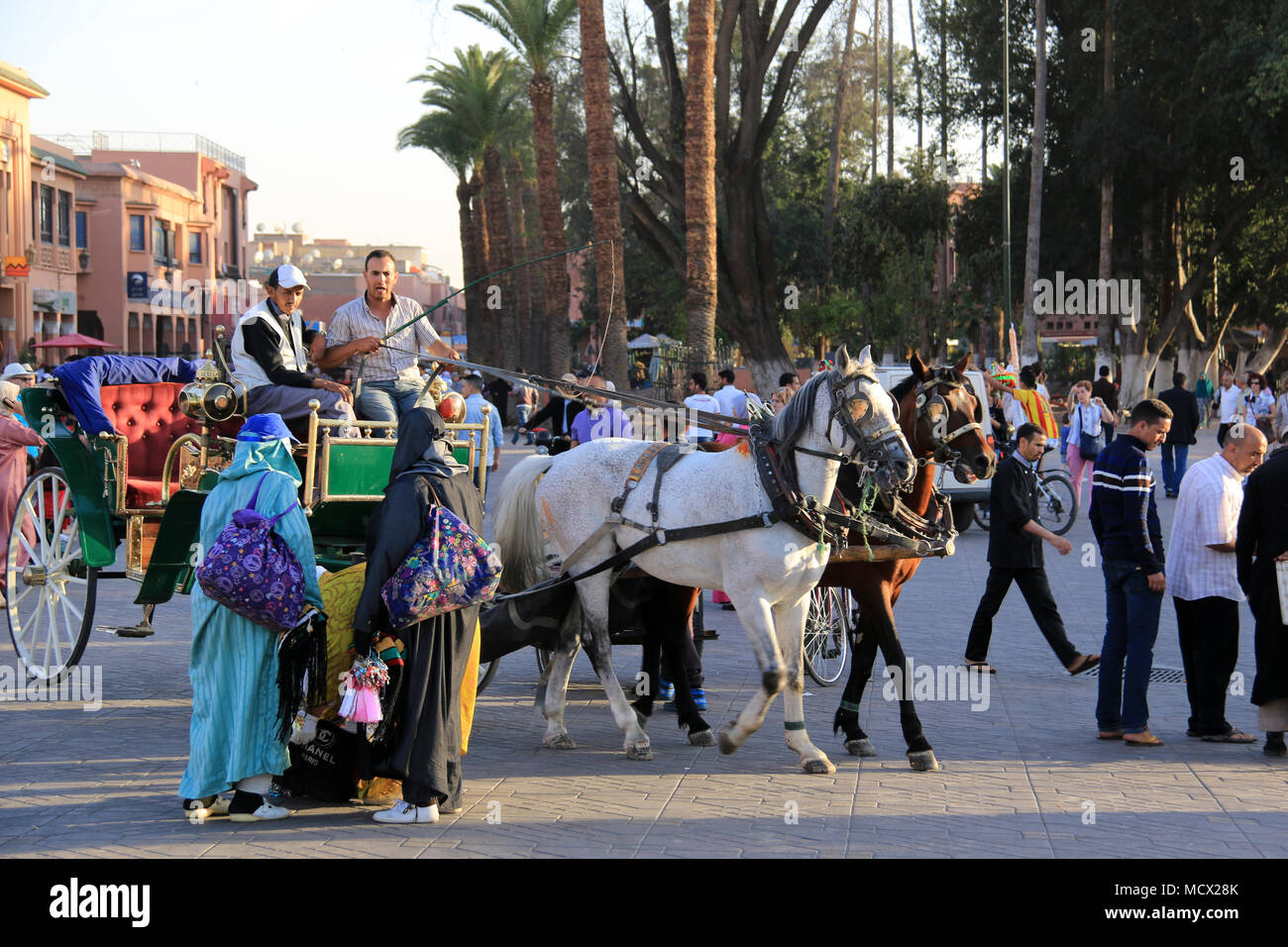 Donne musulmane djemaa el fna square immagini e fotografie stock ad ...