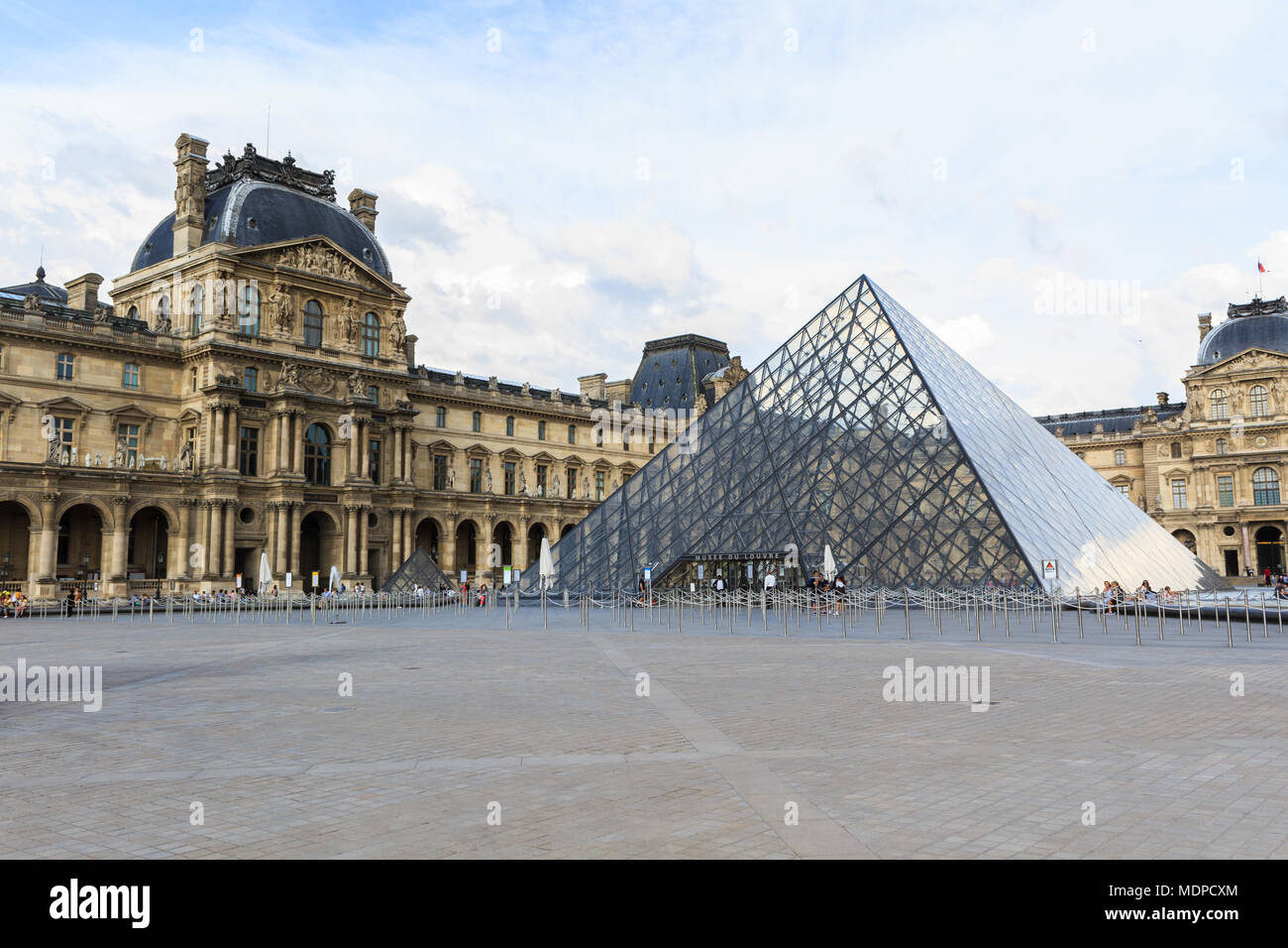 Parigi, Francia - 29 Maggio 2017: Il Museo del Louvre (Il Grand Louvre ...