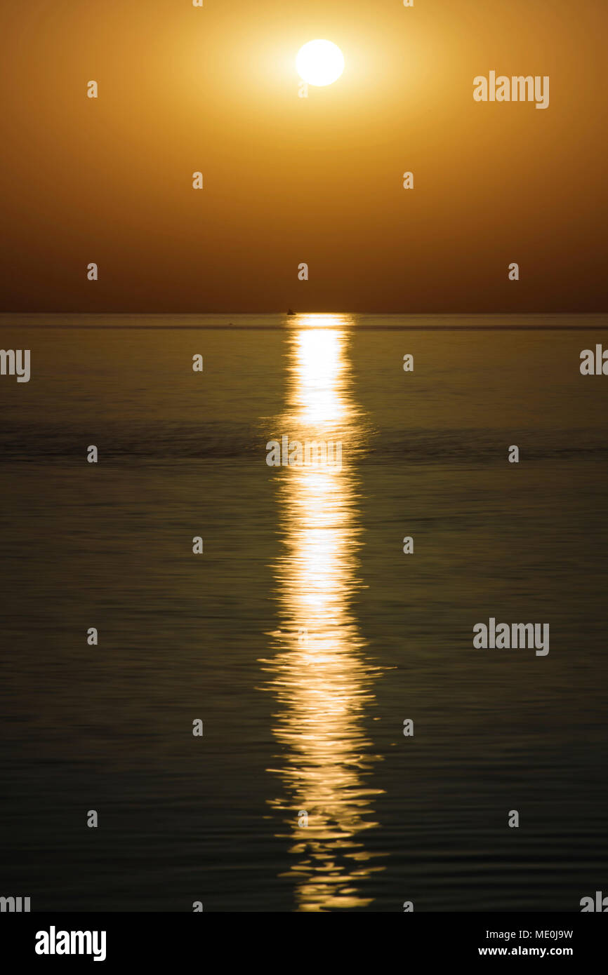 Alba di acqua di mare calmo immagini e fotografie stock ad alta ...