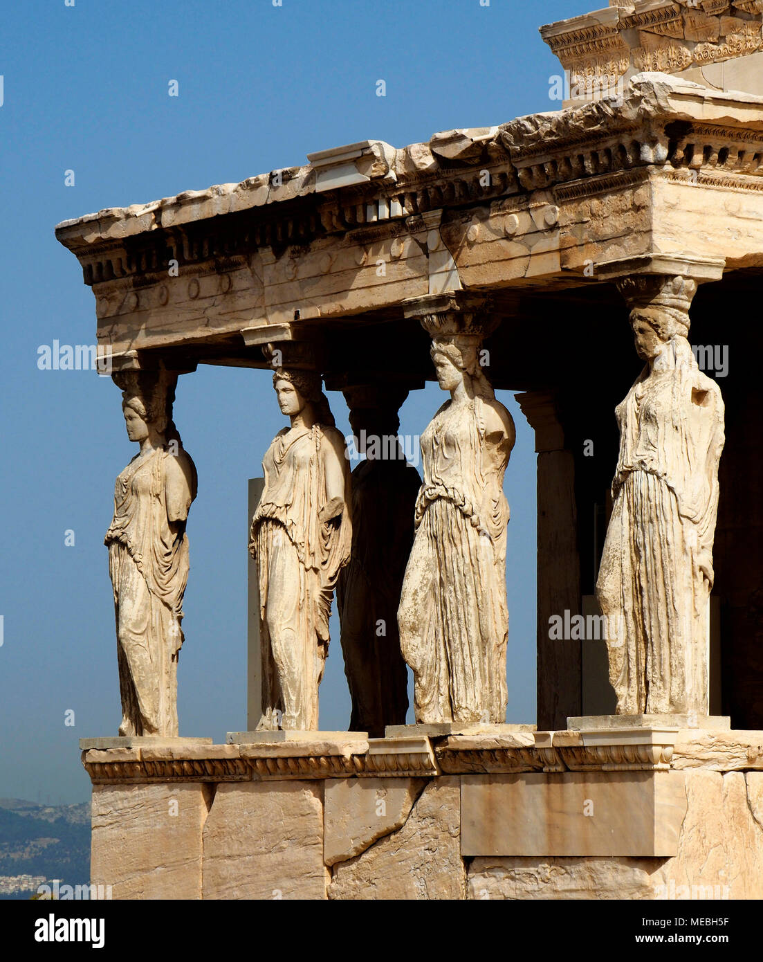 Statue delle dee sul vecchio tempio di Athena sull'Acropoli di Atene ...