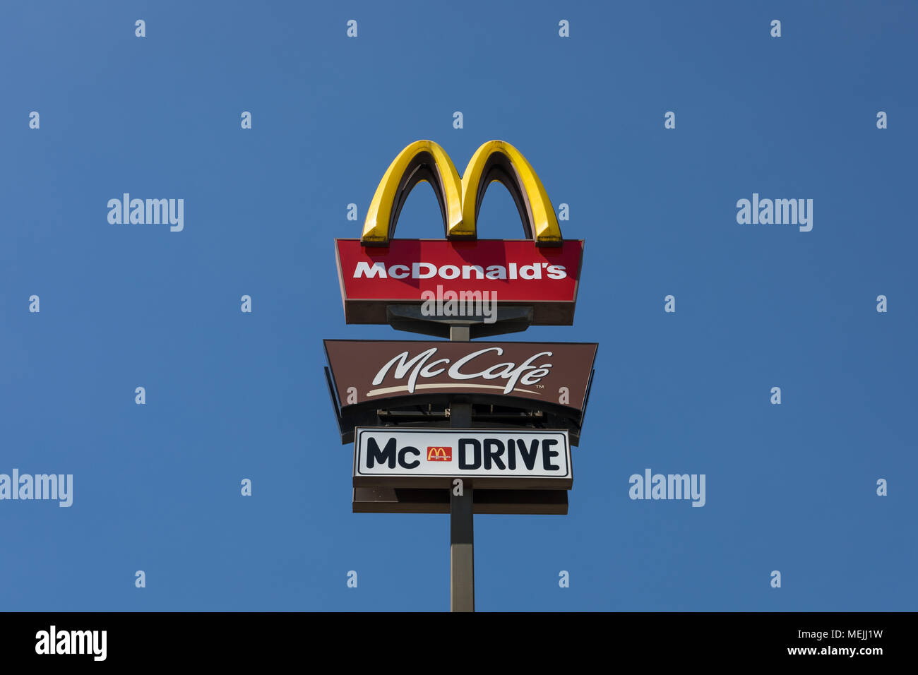Mcdrive sign with mcdonalds logo immagini e fotografie stock ad alta ...