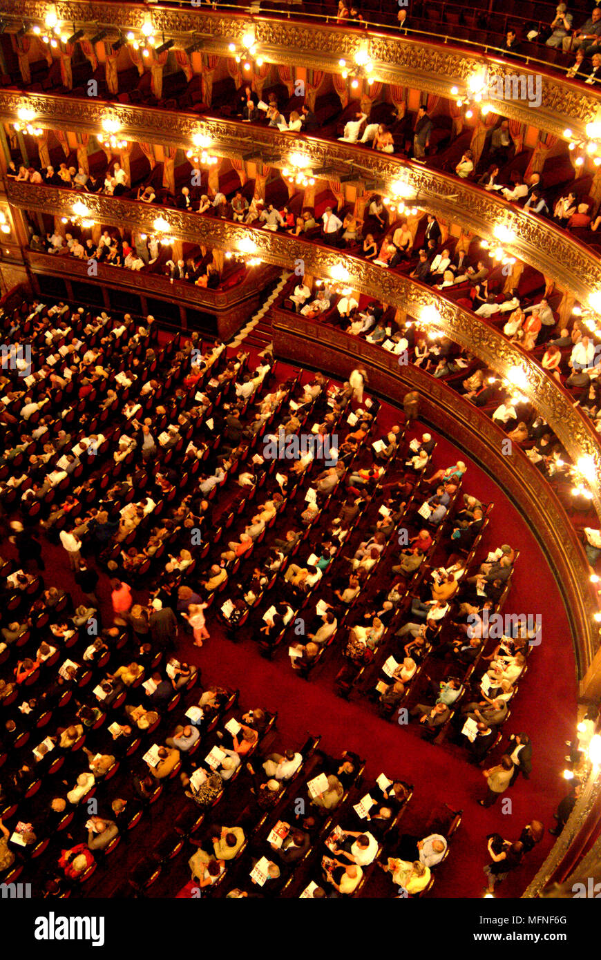 Elevato angolo di visione di un gruppo di persone in un teatro Ref ...