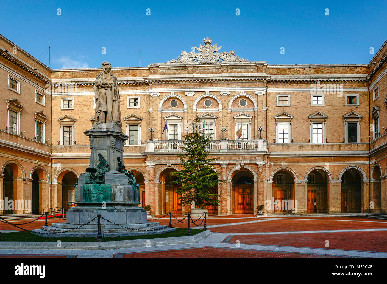 Italia Marche Recanati piazza Giacomo Leopardi Foto stock - Alamy