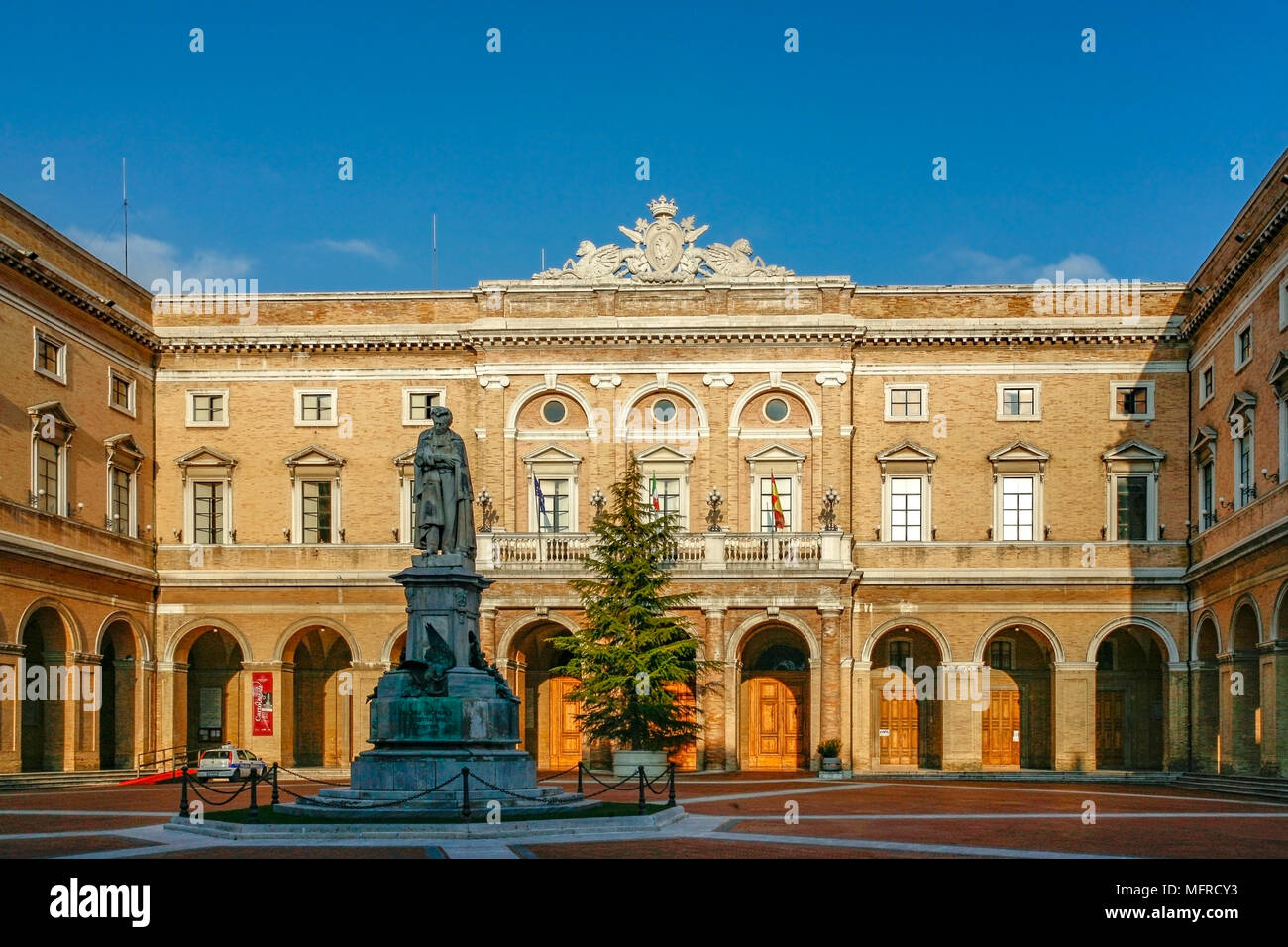 Italia Marche Recanati piazza Giacomo Leopardi - City Hall e la statua ...