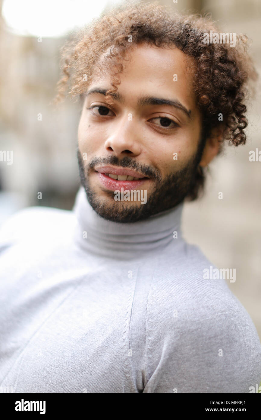 Close up volto di afro-americano di giovani persona maschio marrone con ...