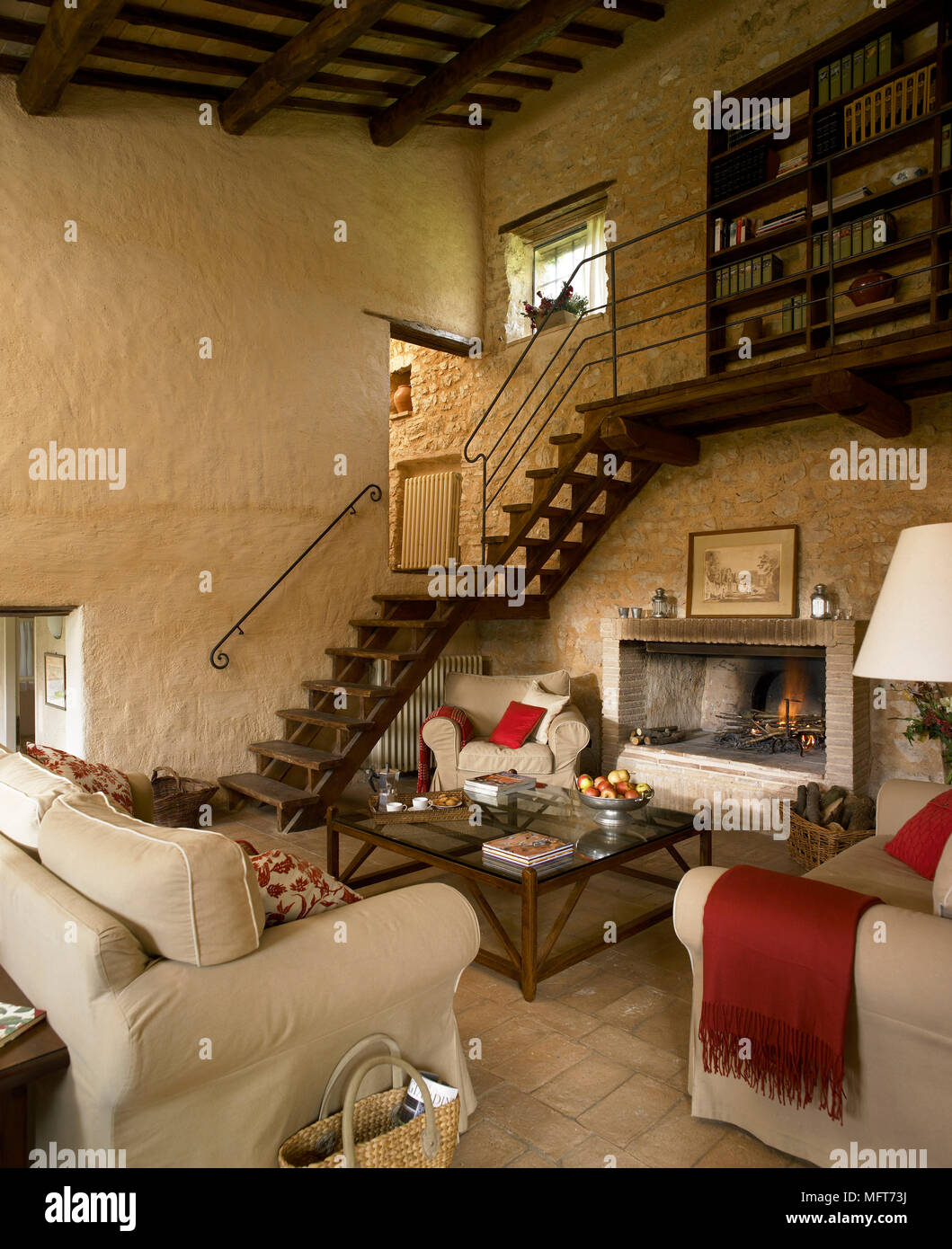 Un paese salotto rustico con camino in pietra e pareti in pietra ...