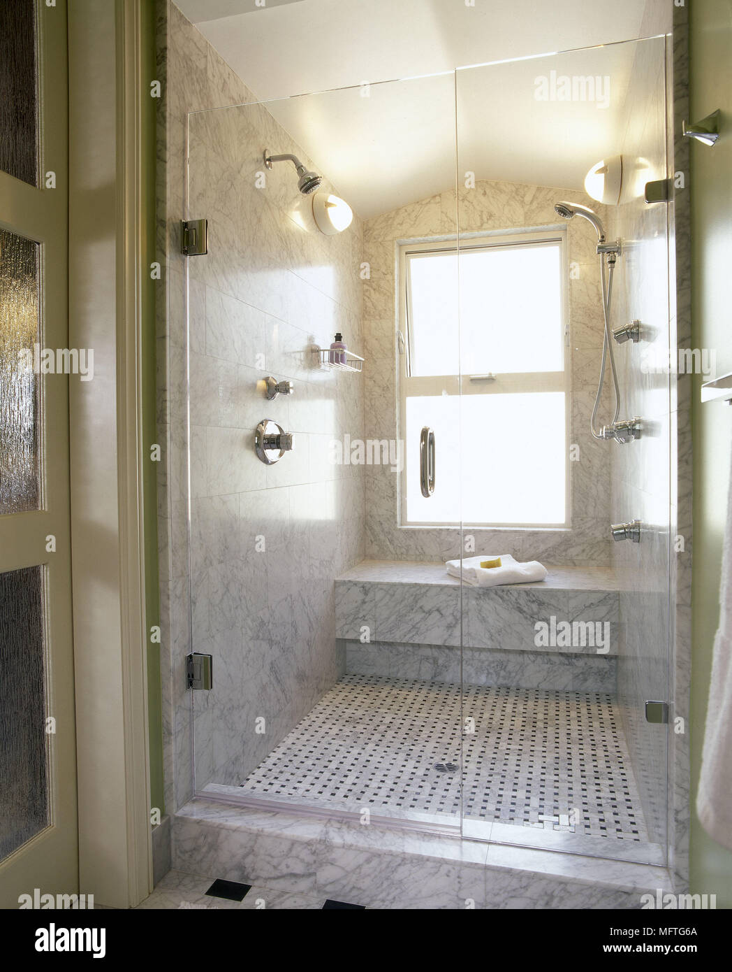 Una moderna stanza da bagno con piastrelle di marmo a piedi nella ...