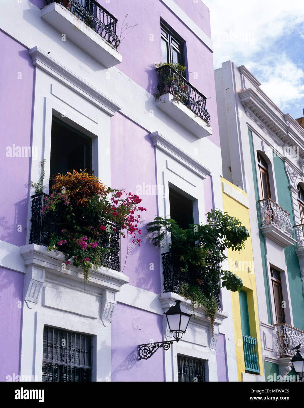 Painted balconies immagini e fotografie stock ad alta risoluzione - Alamy