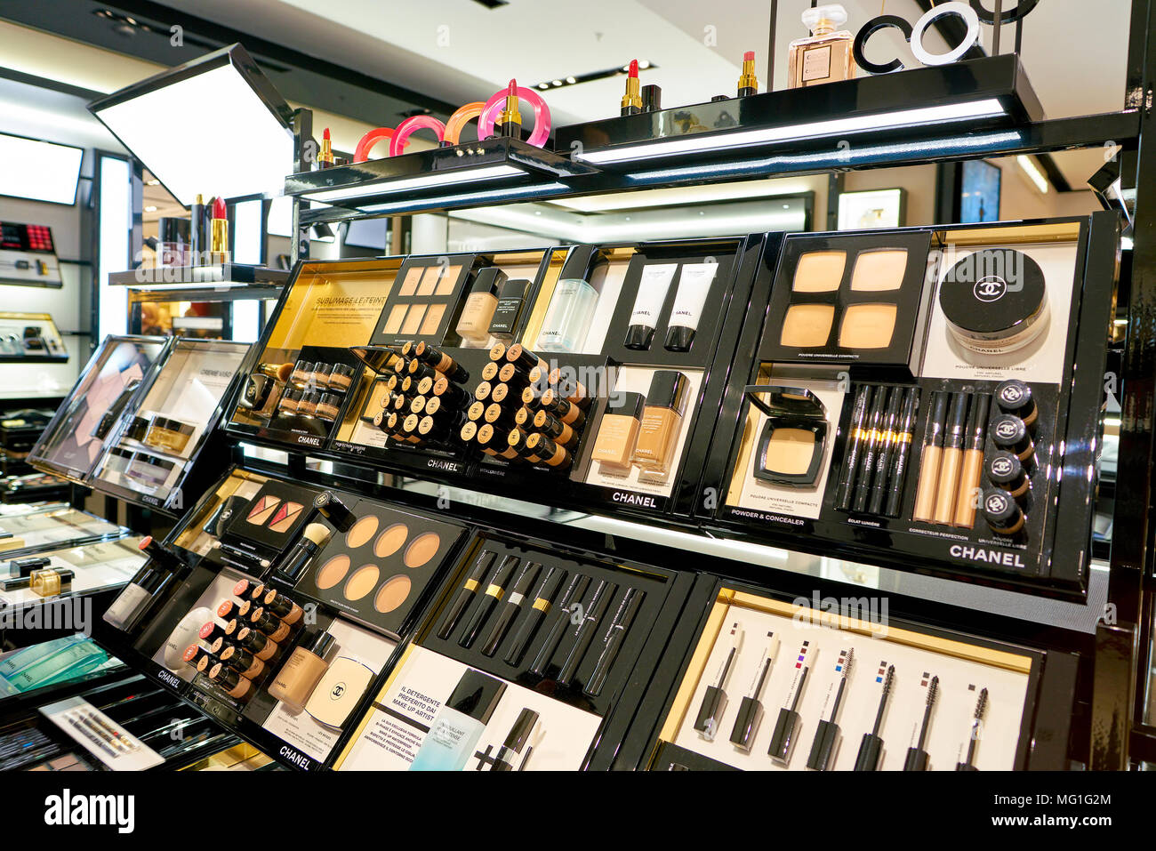 Chanel makeup store display in immagini e fotografie stock ad alta ...