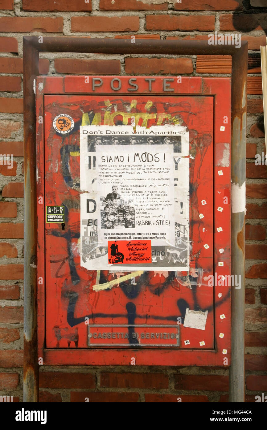 Italian postbox immagini e fotografie stock ad alta risoluzione - Alamy