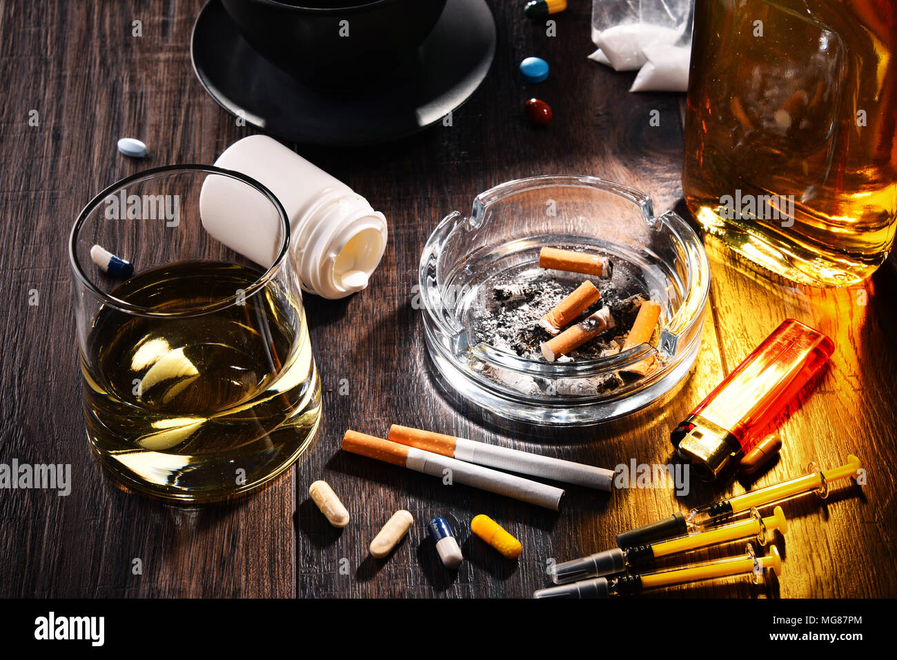 Le sostanze che provocano assuefazione, inclusi alcool e sigarette e droghe Foto stock - Alamy