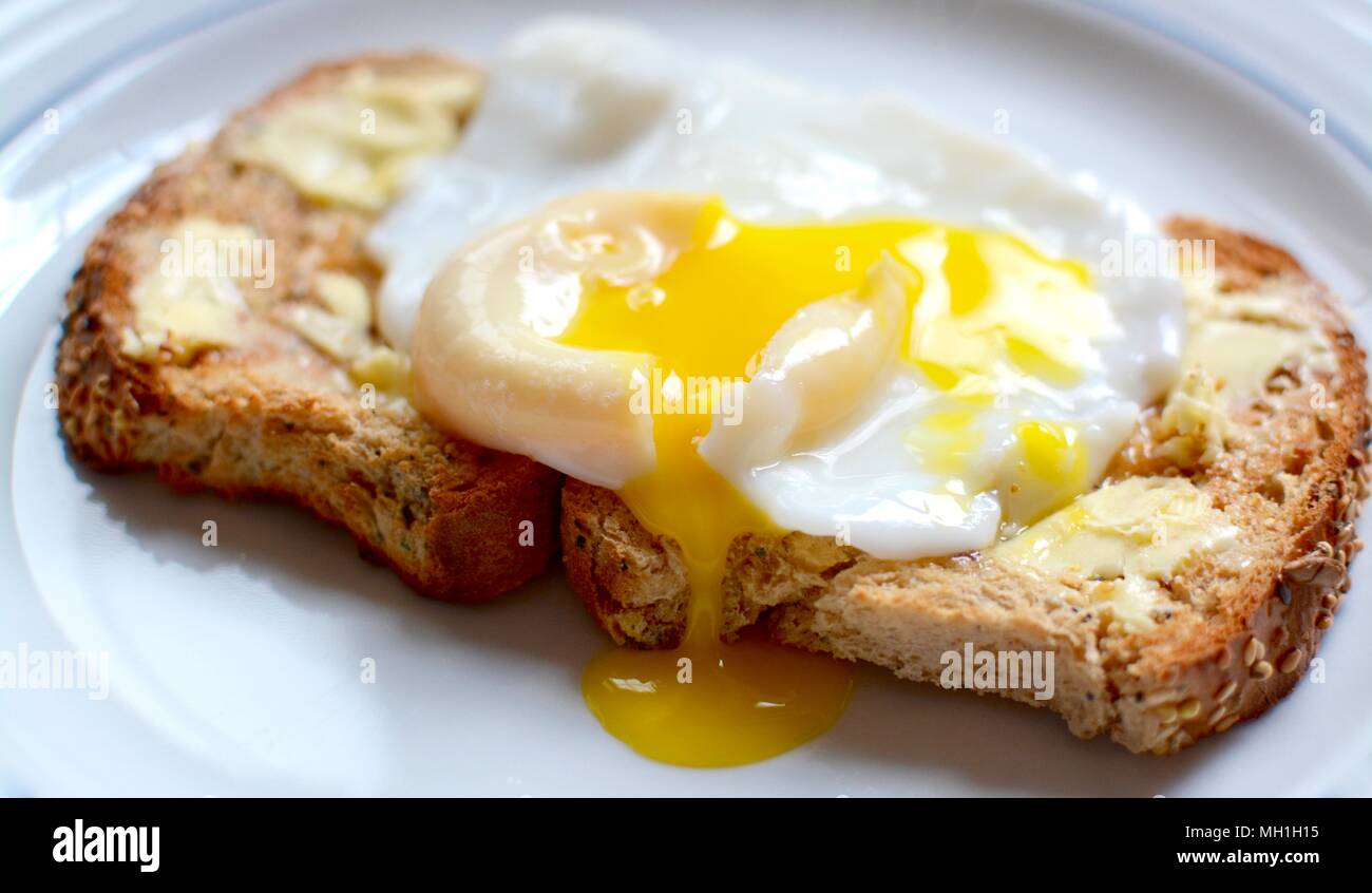 Colazione uovo sodo con tuorlo che cola immagini e fotografie stock ad ...