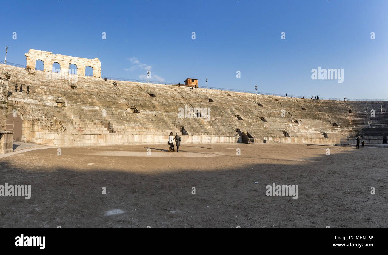 Arena di verona di notte immagini e fotografie stock ad alta ...