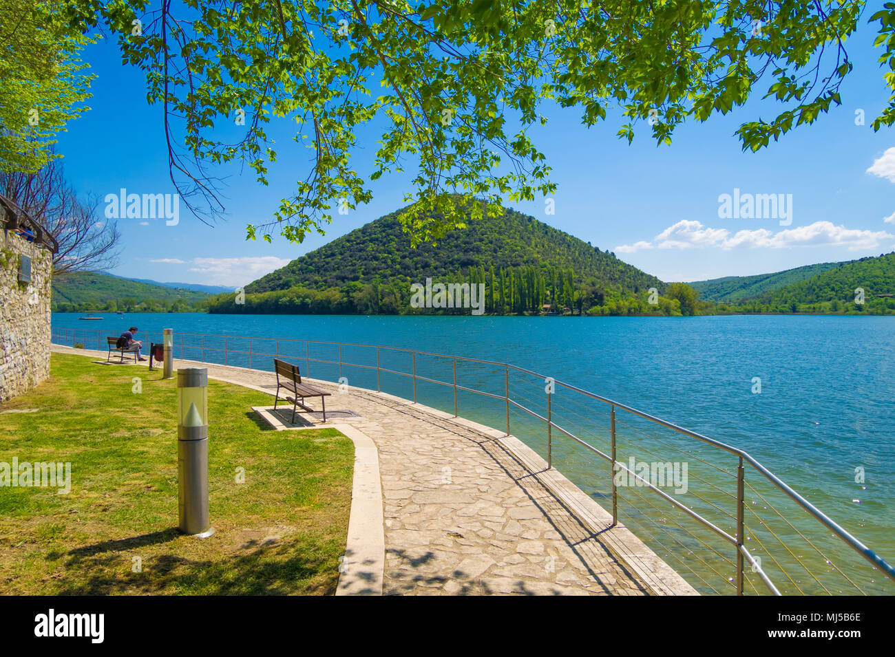 Il lago di Piediluco con il comune omonimo e Labro borgo medievale ...
