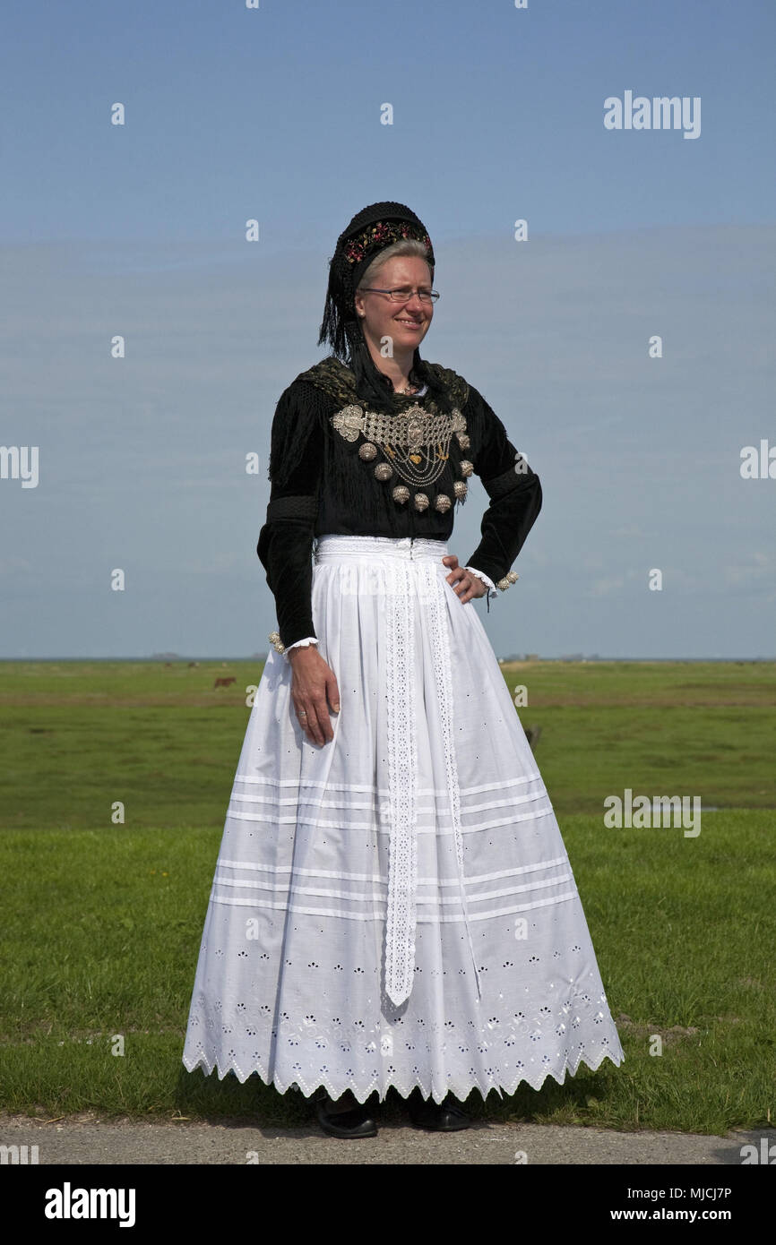 Grande festa con i tradizionali costumi su Hanswarft, Hallig Hooge ...
