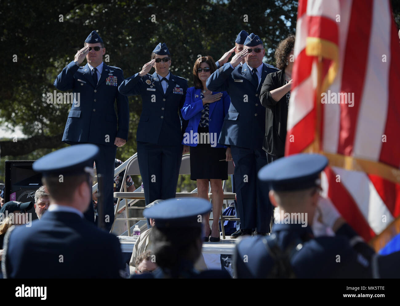 (Da sinistra a destra) Col. C. Mike Smith, 81st ala formazione vice ...