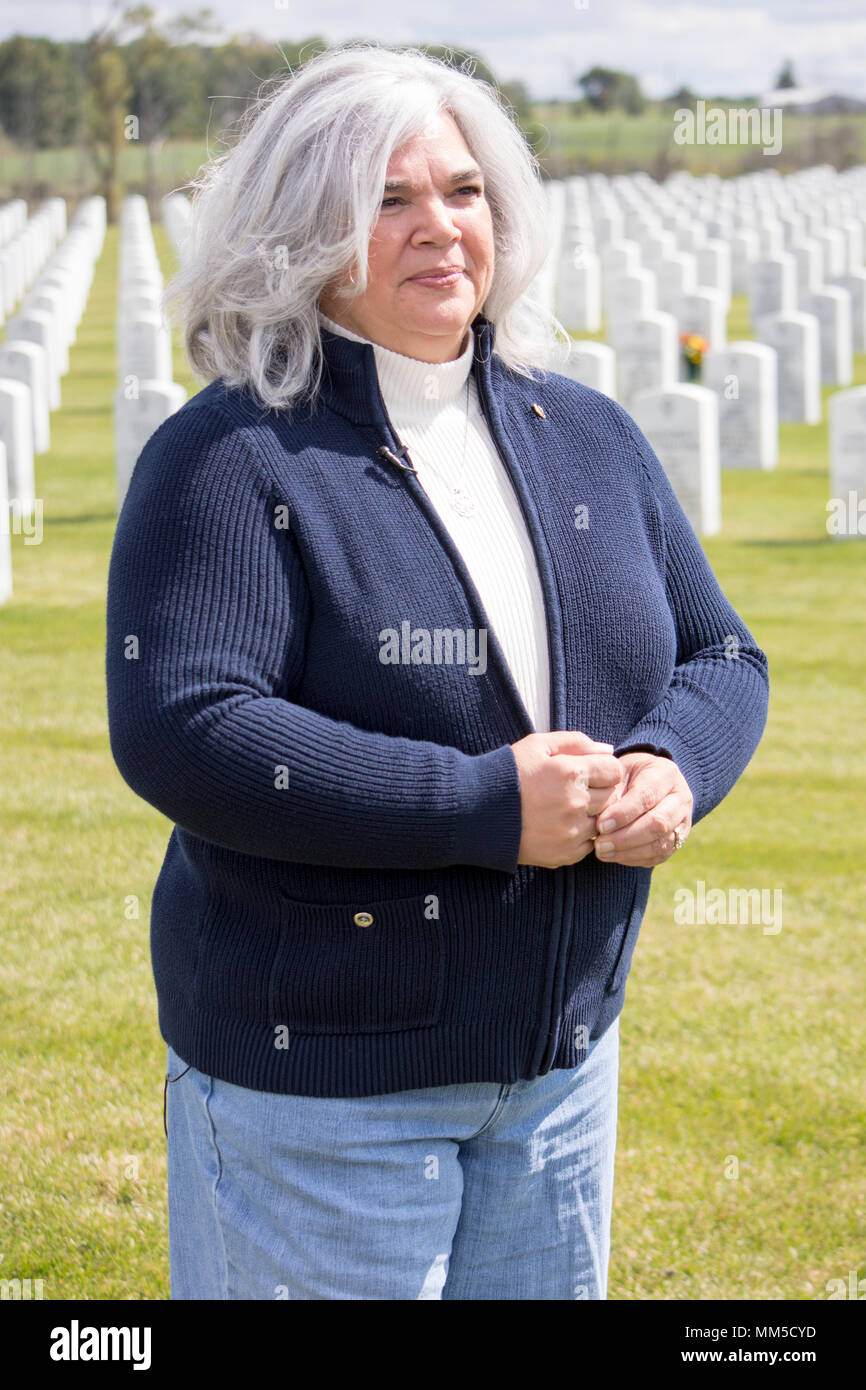 Teri Johnson, da Flint Michigan si erge a Great Lakes National Cemetery ...