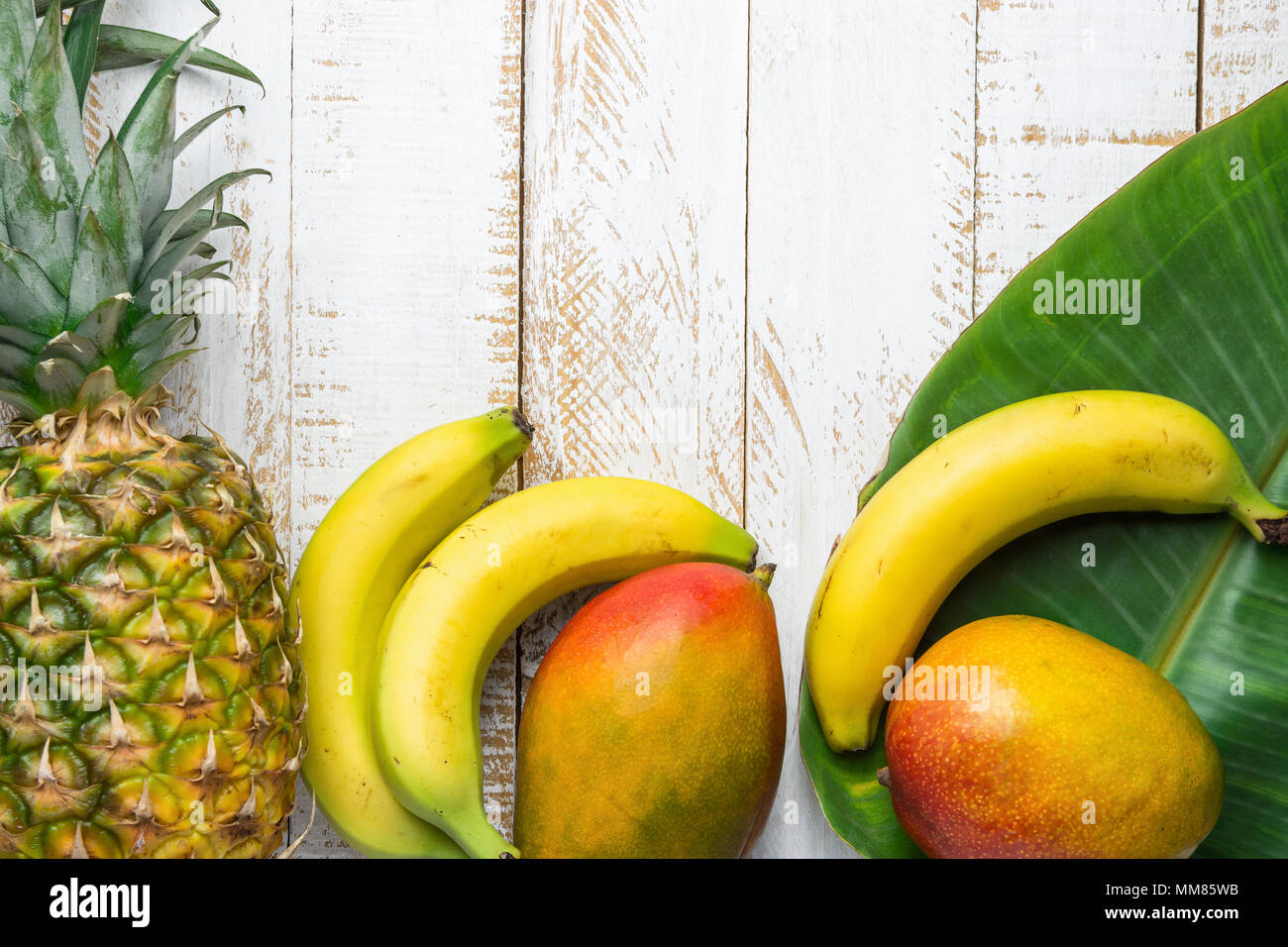 Varietà di frutti tropicali ananas Banane Mango su grandi foglie di ...