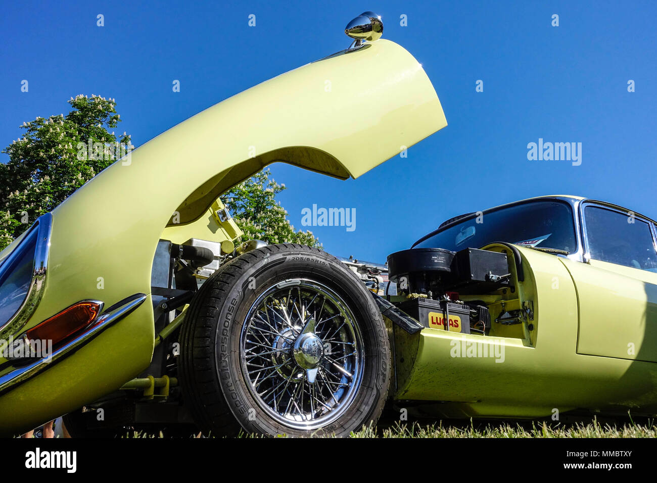 Cofano dell'auto immagini e fotografie stock ad alta risoluzione - Alamy