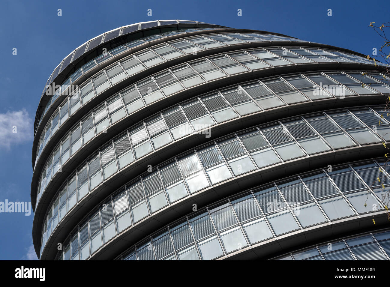 Edificio in vetro curvato immagini e fotografie stock ad alta ...