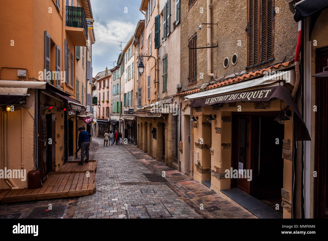 Strada stretta in le Suquet, centro storico della città di Cannes in ...