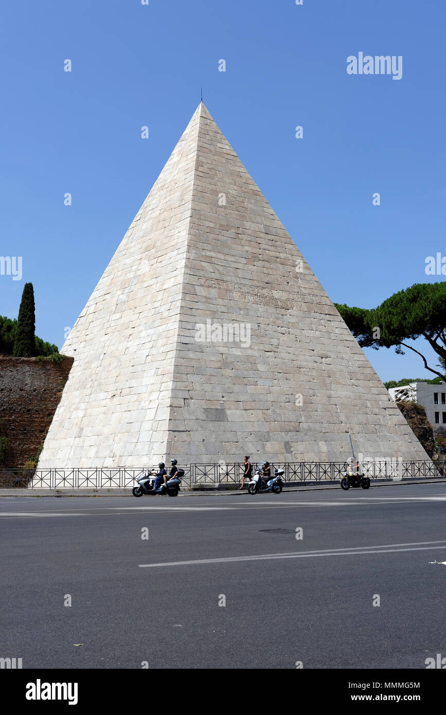 L'Egiziano come punto di riferimento la Piramide di Caio Cestio in Roma ...