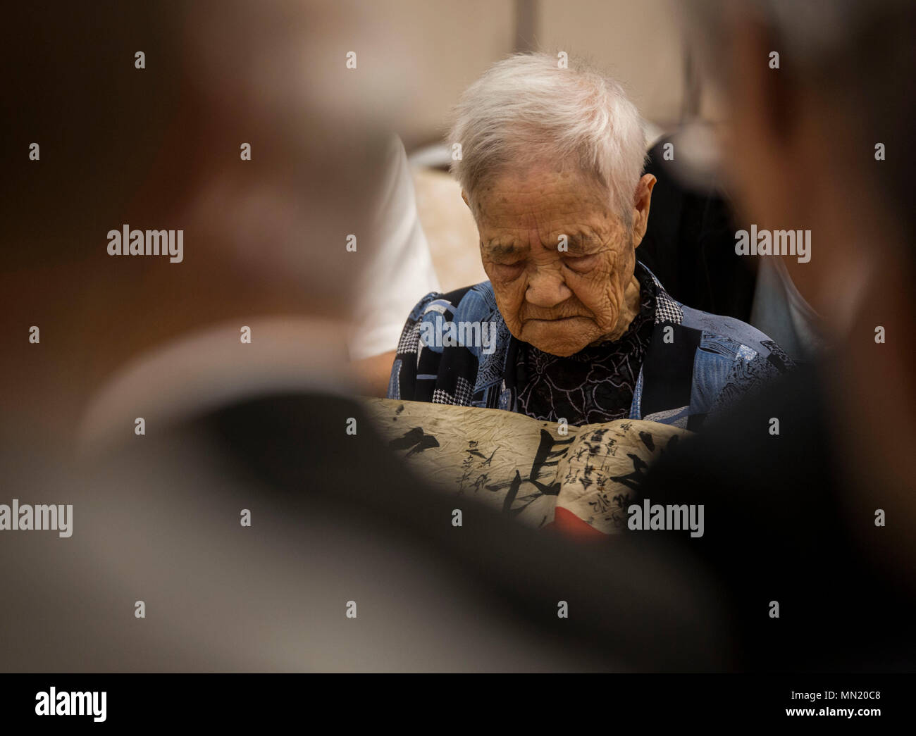 Sayoko Furuta piange la morte di più di suo fratello a bandiera ...