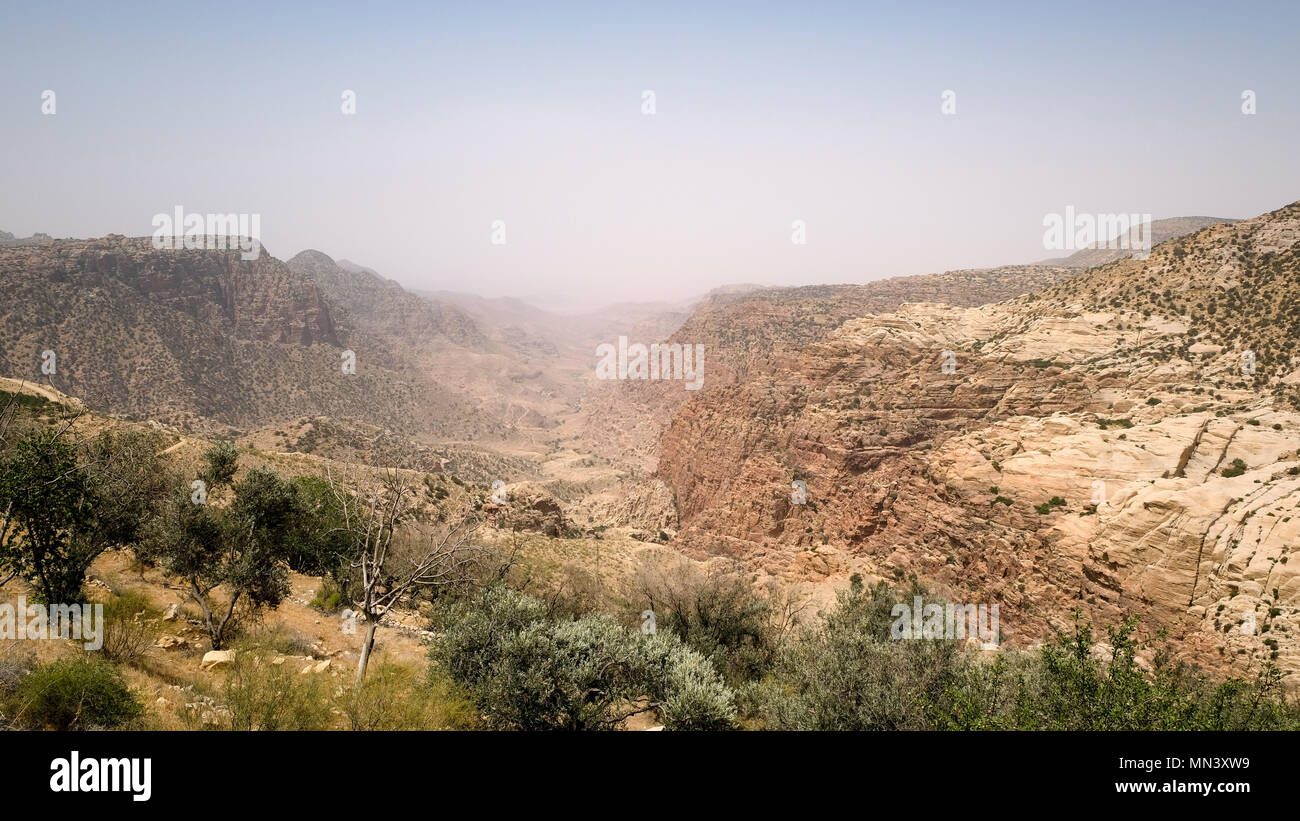 Wadi Dana a valle in un clima arido paesaggio e la nebbia Foto stock ...