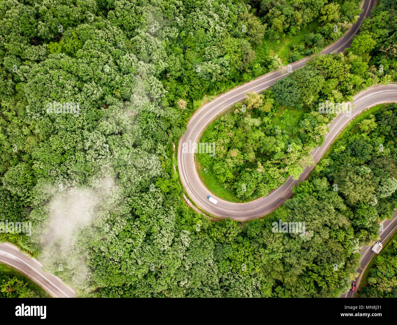 Guida su strada tortuosa immagini e fotografie stock ad alta ...