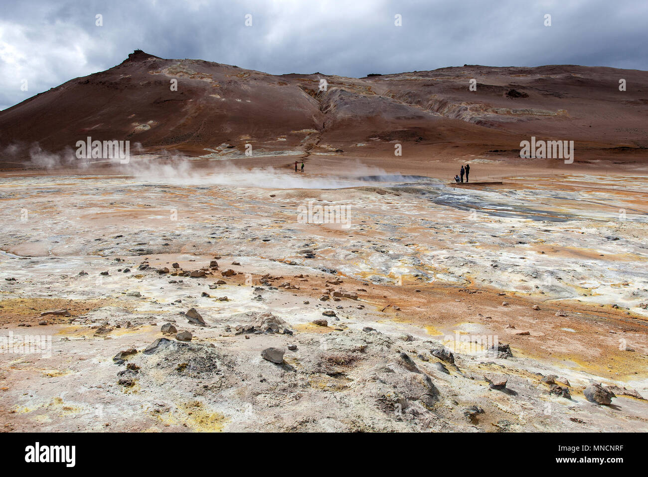 Le fumarole, Solfatars, solfatara campo al vulcano Námafjall, un'area ...